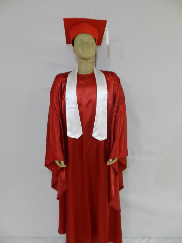 Beca Formatura Infantil em tecido cetim vermelho com faixa branca e capelo