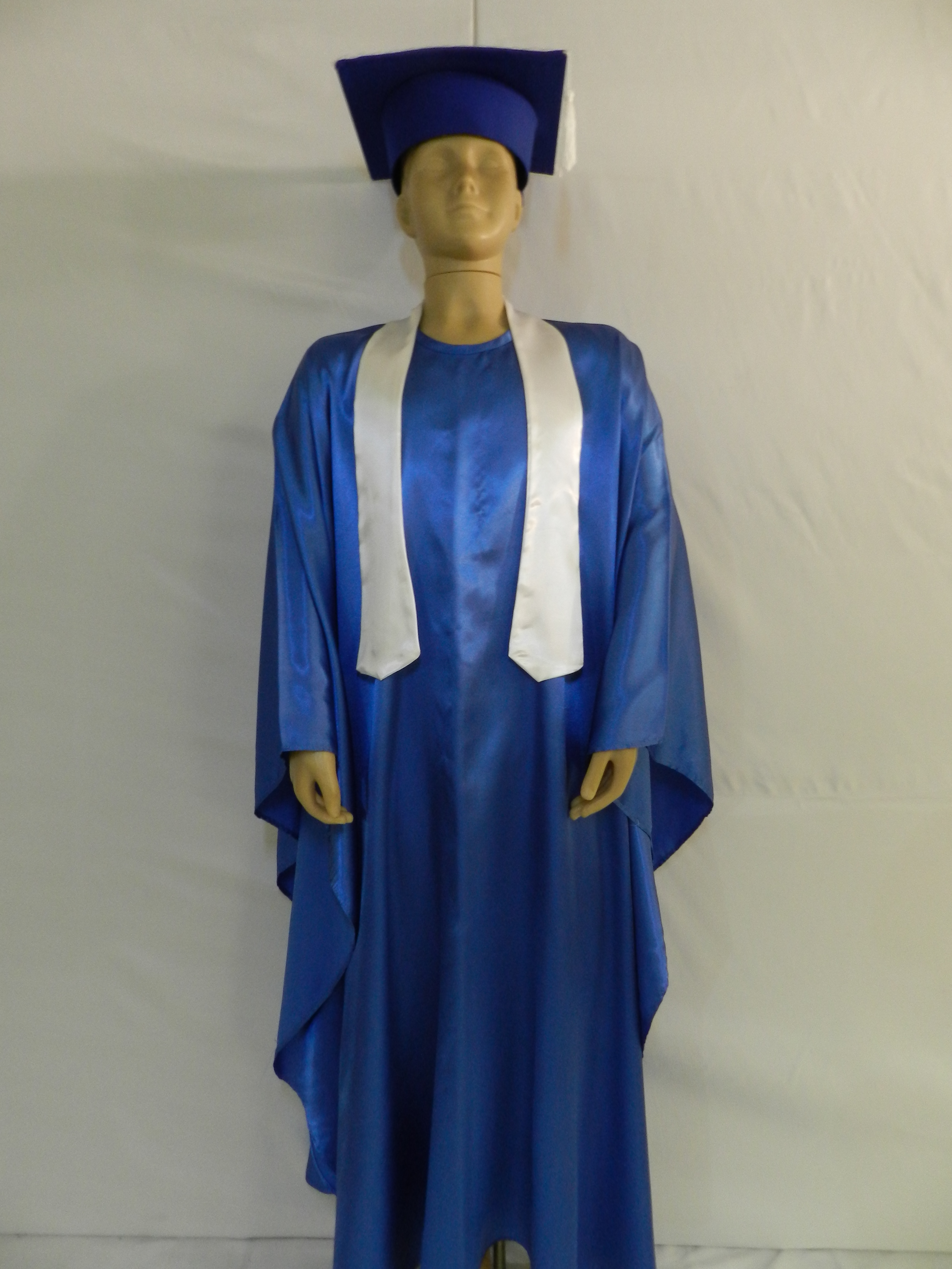 Beca Formatura Infantil em tecido cetim azul com faixa branca e capelo